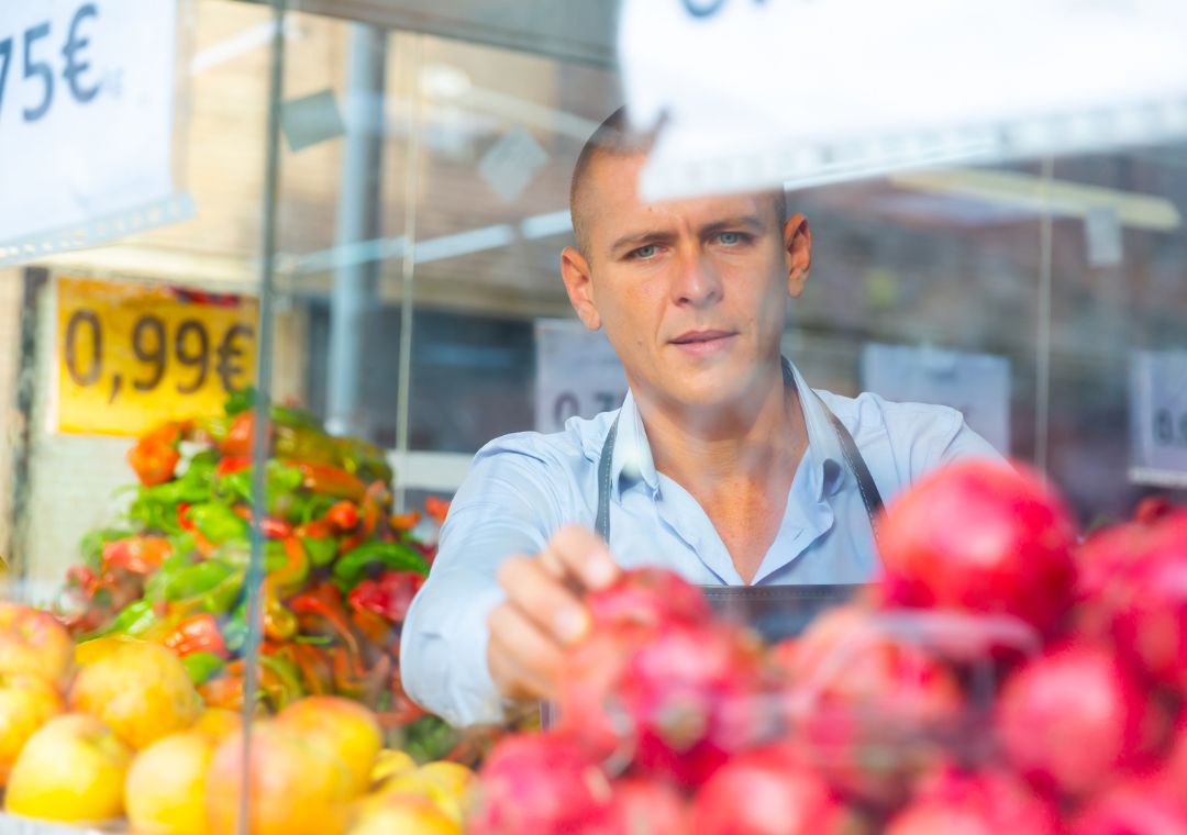 Staff Merchandiser: Ahli di Balik Penataan Produk Menarik di Toko ...